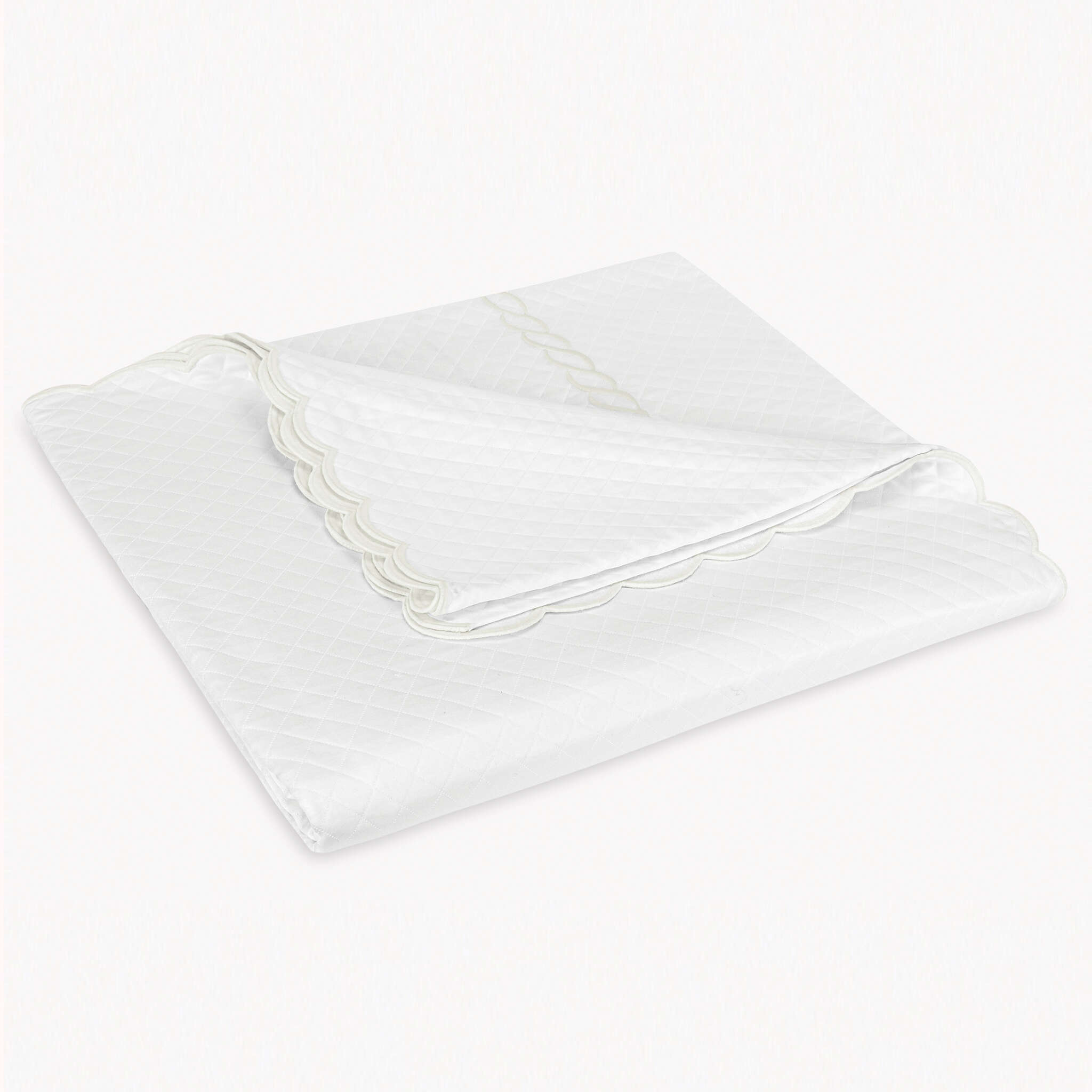 Classic Chain Scallop Matelassé Coverlet by Matouk | Fine Linens