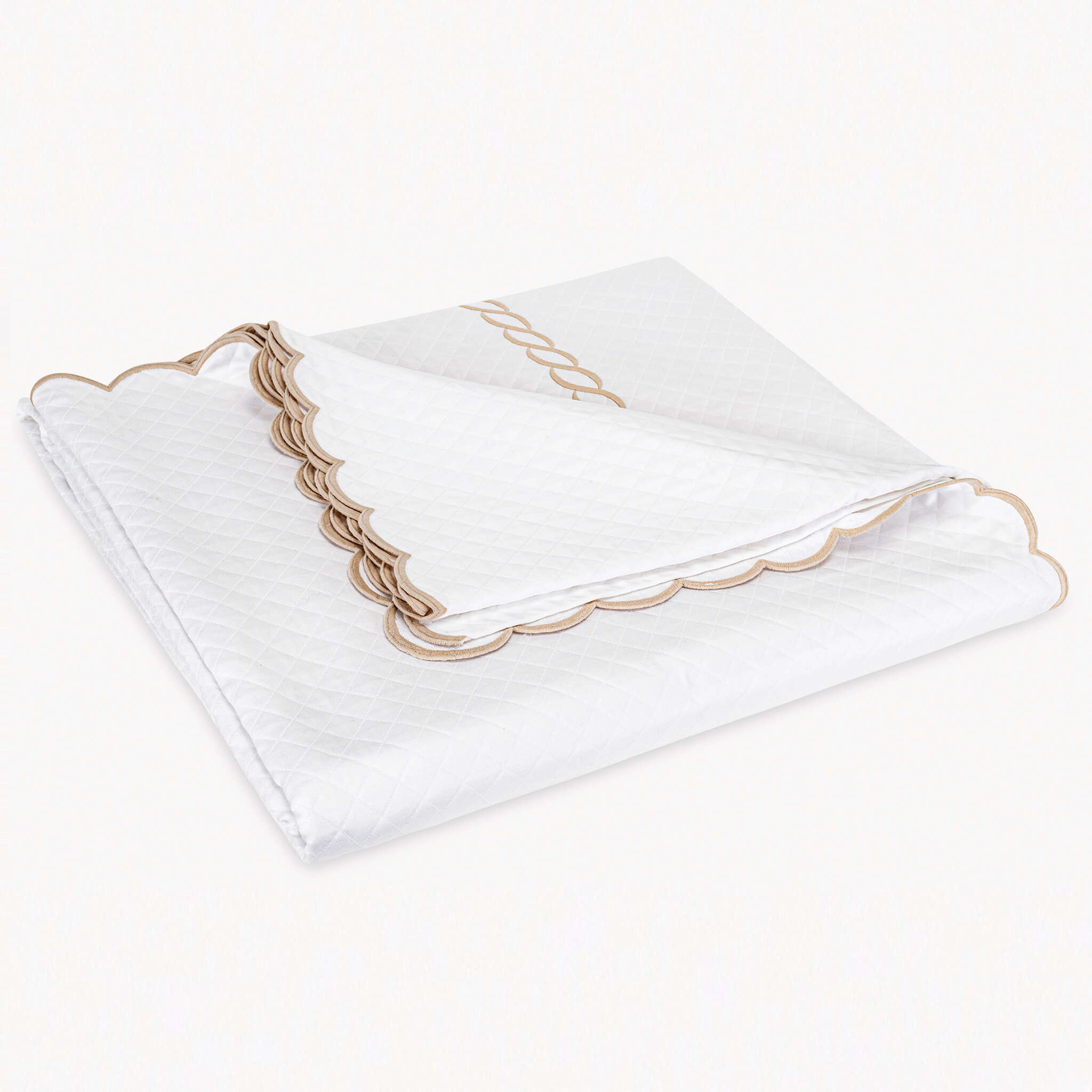 Classic Chain Scallop Matelassé Coverlet by Matouk | Fine Linens